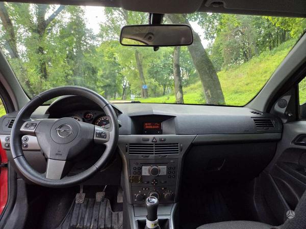 Red Opel Astra 2005 in Vilnius, with an engine capacity of 1.60 L and mileage of 147 thousand km for 799 €, photo 9 on AUTOMOTO.COM.LV