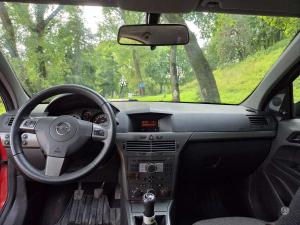 Red Opel Astra 2005 in Vilnius, with an engine capacity of 1.60 L and mileage of 147 thousand km for 799 €, photo 9 on AUTOMOTO.COM.LV