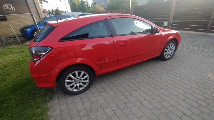 Red Opel Astra 2006 in Vilnius, with an engine capacity of 1.90 L and mileage of 348 thousand km for 1500 €, photo 4 on AUTOMOTO.COM.LV