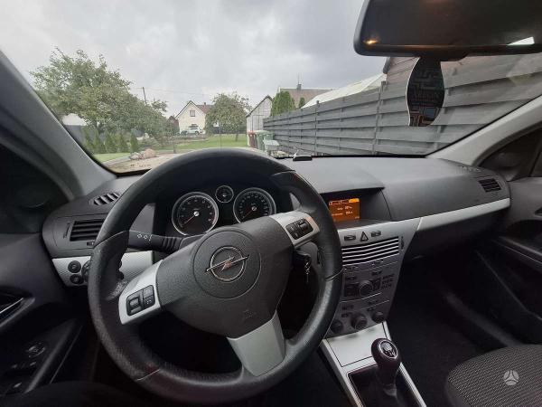 Sarkans Opel Astra 2006 Klaipėda, ar dzinēja tilpumu 1.80 L un nobraukumu 270 tūkst. km par 1950 €, foto 5 vietnē AUTOMOTO.COM.LV