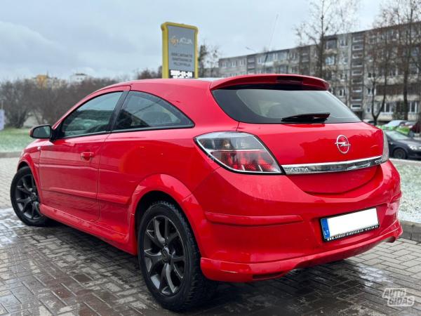 Red Opel Astra 2007 in Kaunas, with an engine capacity of 1.70 L and mileage of 160 thousand km for 1500 €, photo 3 on AUTOMOTO.COM.LV
