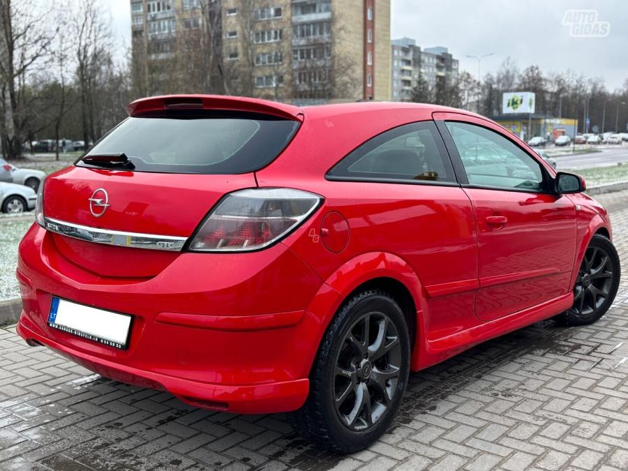 Red Opel Astra 2007 in Kaunas, with an engine capacity of 1.70 L and mileage of 160 thousand km for 1500 €, photo 4 on AUTOMOTO.COM.LV