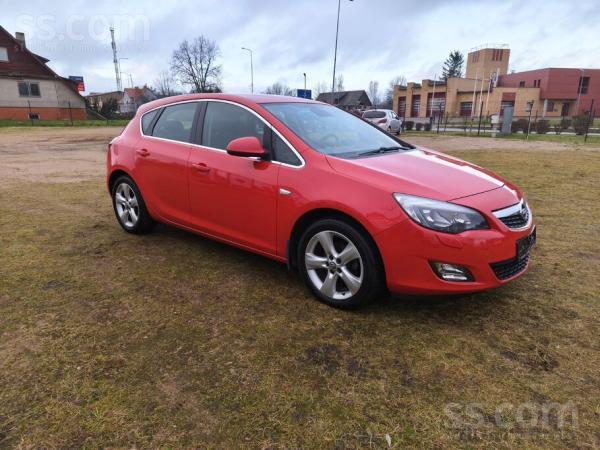 Red Opel Astra 2010 in Kuldiga, with an engine capacity of 1.40 L and mileage of 160 thousand km for 4850 €, photo 2 on AUTOMOTO.COM.LV