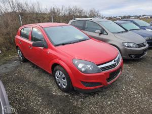 Red Opel Astra 2010 in Kluonaliai, with an engine capacity of 1.40 L and mileage of 260 thousand km for 2499 €, photo 2 on AUTOMOTO.COM.LV