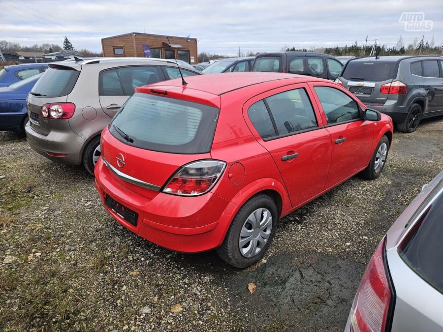 Red Opel Astra 2010 in Kluonaliai, with an engine capacity of 1.40 L and mileage of 260 thousand km for 2499 €, photo 7 on AUTOMOTO.COM.LV