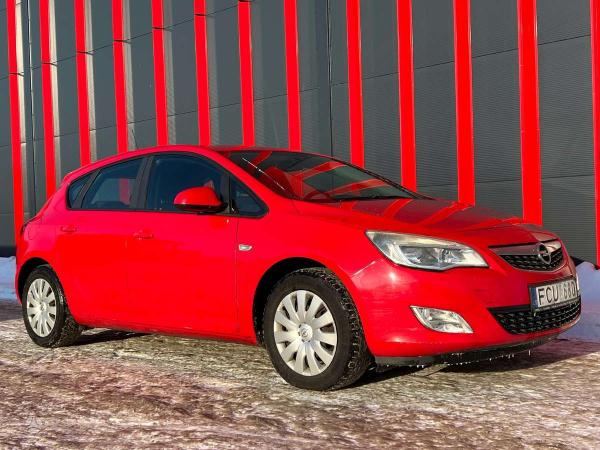 Red Opel Astra 2010 in Vilnius, with an engine capacity of 1.69 L and mileage of 377 thousand km for 1950 €, photo 1 on AUTOMOTO.COM.LV