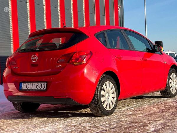 Red Opel Astra 2010 in Vilnius, with an engine capacity of 1.69 L and mileage of 377 thousand km for 1950 €, photo 2 on AUTOMOTO.COM.LV