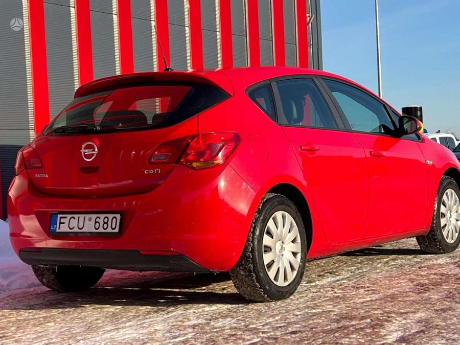 Red Opel Astra 2010 in Vilnius, with an engine capacity of 1.69 L and mileage of 377 thousand km for 1950 €, photo 2 on AUTOMOTO.COM.LV