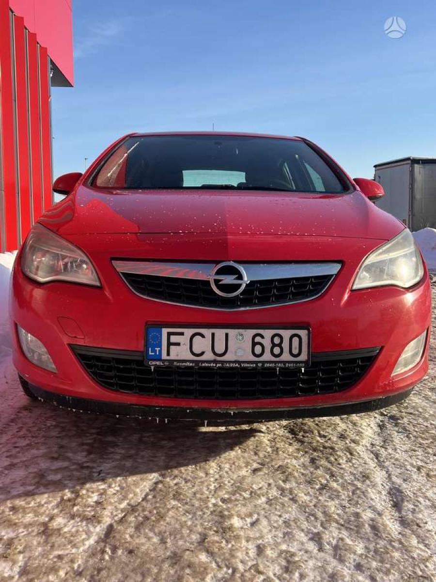 Red Opel Astra 2010 in Vilnius, with an engine capacity of 1.69 L and mileage of 377 thousand km for 1950 €, photo 3 on AUTOMOTO.COM.LV