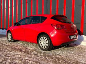 Red Opel Astra 2010 in Vilnius, with an engine capacity of 1.69 L and mileage of 377 thousand km for 1950 €, photo 4 on AUTOMOTO.COM.LV
