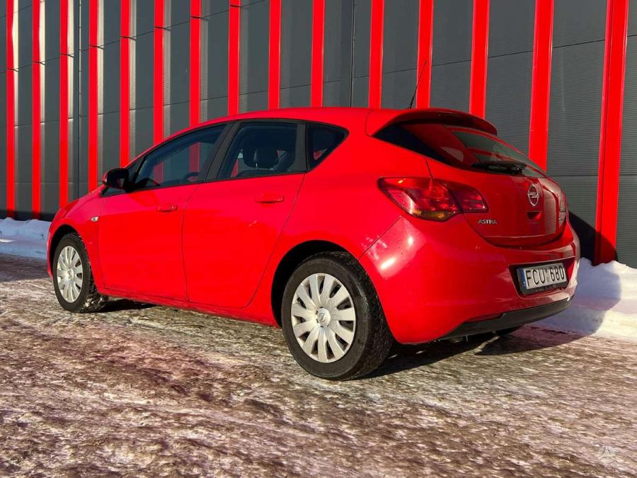 Red Opel Astra 2010 in Vilnius, with an engine capacity of 1.69 L and mileage of 377 thousand km for 1950 €, photo 4 on AUTOMOTO.COM.LV