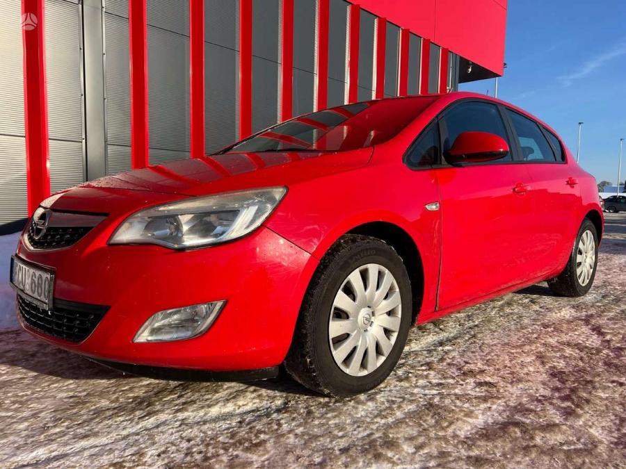 Red Opel Astra 2010 in Vilnius, with an engine capacity of 1.69 L and mileage of 377 thousand km for 1950 €, photo 5 on AUTOMOTO.COM.LV