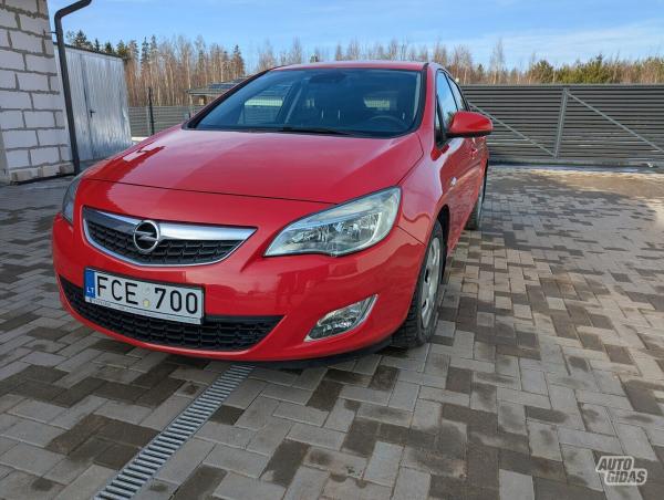 Sarkans Opel Astra 2010 Viļņa, ar dzinēja tilpumu 1.60 L un nobraukumu 100 tūkst. km par 4600 €, foto 2 vietnē AUTOMOTO.COM.LV