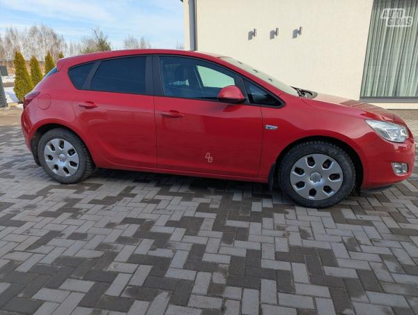Sarkans Opel Astra 2010 Viļņa, ar dzinēja tilpumu 1.60 L un nobraukumu 100 tūkst. km par 4600 €, foto 3 vietnē AUTOMOTO.COM.LV