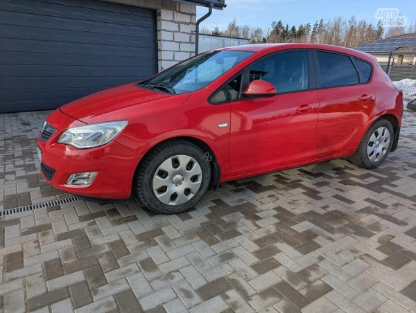 Sarkans Opel Astra 2010 Viļņa, ar dzinēja tilpumu 1.60 L un nobraukumu 100 tūkst. km par 4600 €, foto 4 vietnē AUTOMOTO.COM.LV