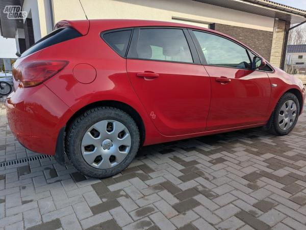 Sarkans Opel Astra 2010 Viļņa, ar dzinēja tilpumu 1.60 L un nobraukumu 100 tūkst. km par 4600 €, foto 5 vietnē AUTOMOTO.COM.LV