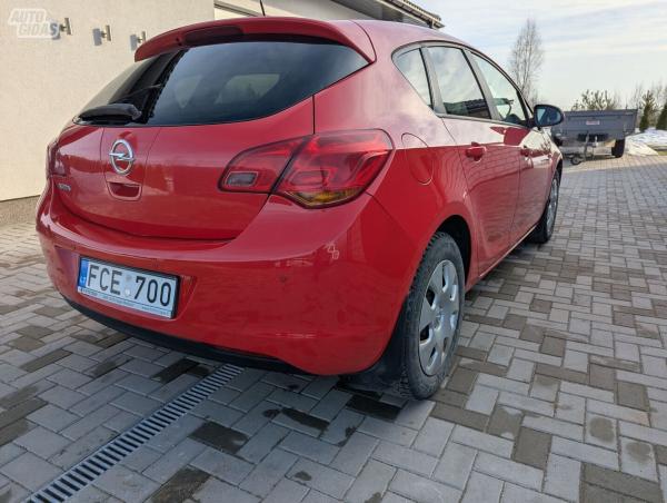 Sarkans Opel Astra 2010 Viļņa, ar dzinēja tilpumu 1.60 L un nobraukumu 100 tūkst. km par 4600 €, foto 7 vietnē AUTOMOTO.COM.LV