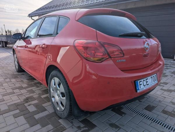 Sarkans Opel Astra 2010 Viļņa, ar dzinēja tilpumu 1.60 L un nobraukumu 100 tūkst. km par 4600 €, foto 9 vietnē AUTOMOTO.COM.LV