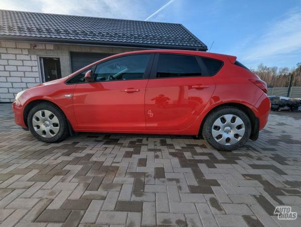 Sarkans Opel Astra 2010 Viļņa, ar dzinēja tilpumu 1.60 L un nobraukumu 100 tūkst. km par 4600 €, foto 10 vietnē AUTOMOTO.COM.LV