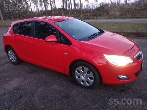 Красный Опель Астра 2010 в Цесис, объемом двигателя 1.60 л и пробегом 202 тыс. км за 4000 €, фото 2 на AUTOMOTO.COM.LV