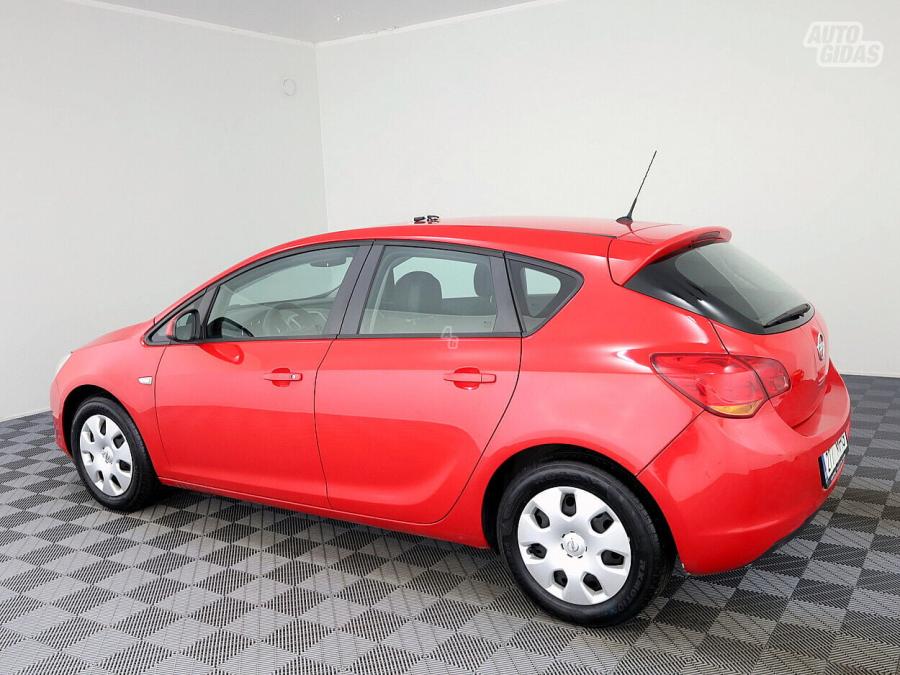 Red Opel Astra 2011 in Tallinn, with an engine capacity of 1.70 L and mileage of 418 thousand km for 1599 €, photo 4 on AUTOMOTO.COM.LV
