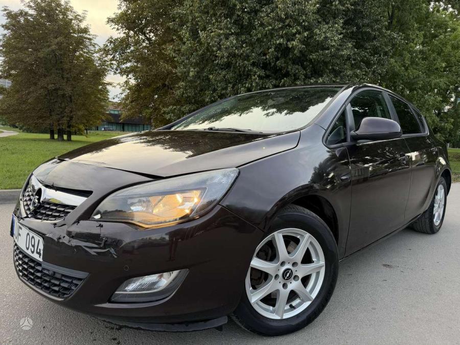 Red Opel Astra 2011 in Kaunas, with an engine capacity of 1.69 L and mileage of 303 thousand km for 1950 €, photo 1 on AUTOMOTO.COM.LV