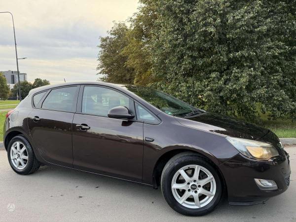 Sarkans Opel Astra 2011 Kauņa, ar dzinēja tilpumu 1.69 L un nobraukumu 300 tūkst. km par 1850 €, foto 3 vietnē AUTOMOTO.COM.LV