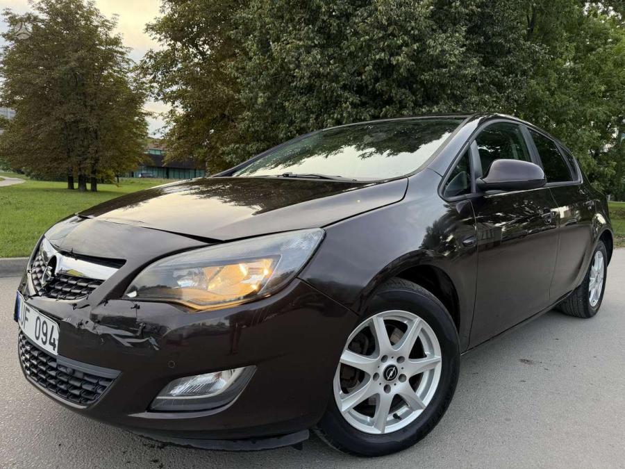 Sarkans Opel Astra 2011 Kauņa, ar dzinēja tilpumu 1.69 L un nobraukumu 300 tūkst. km par 1590 €, foto 1 vietnē AUTOMOTO.COM.LV