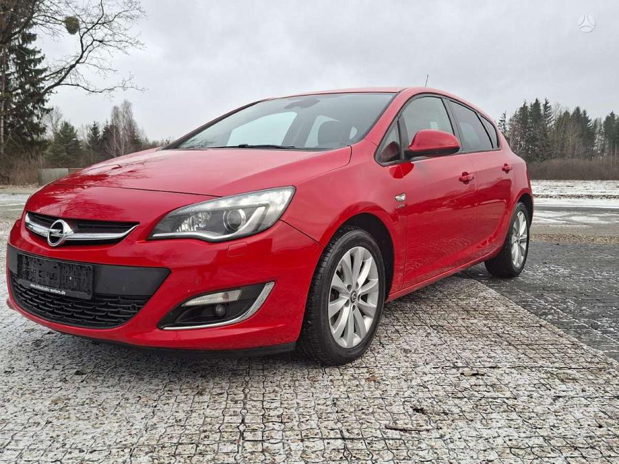 Red Opel Astra 2013 in Kaunas, with an engine capacity of 1.69 L and mileage of 249 thousand km for 4200 €, photo 1 on AUTOMOTO.COM.LV