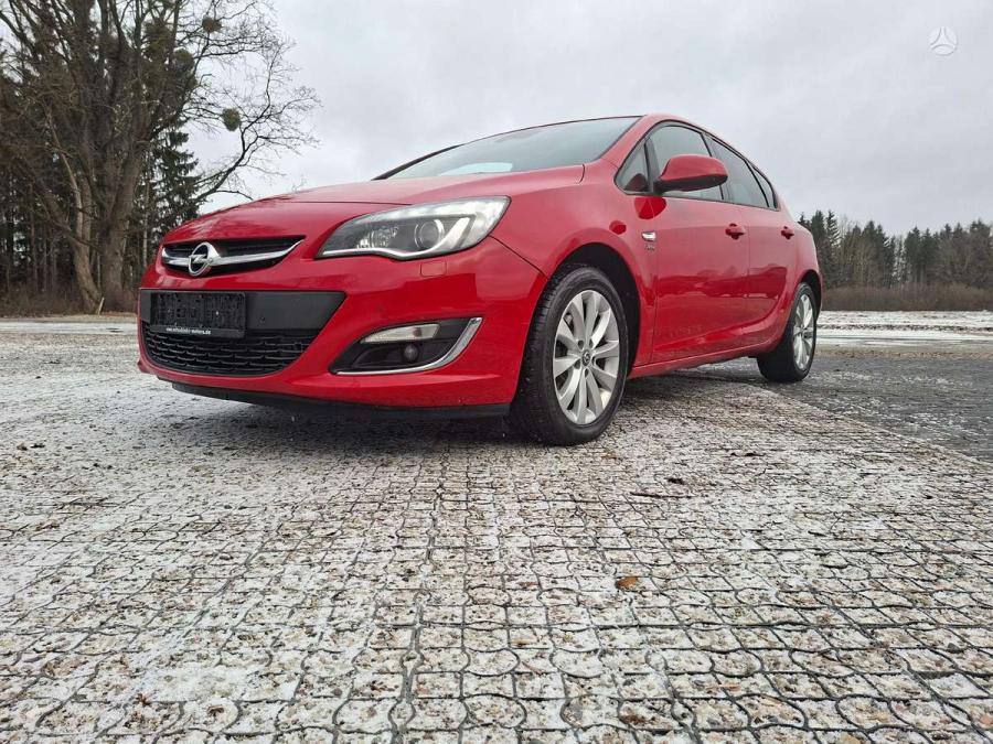 Red Opel Astra 2013 in Kaunas, with an engine capacity of 1.69 L and mileage of 249 thousand km for 4200 €, photo 2 on AUTOMOTO.COM.LV