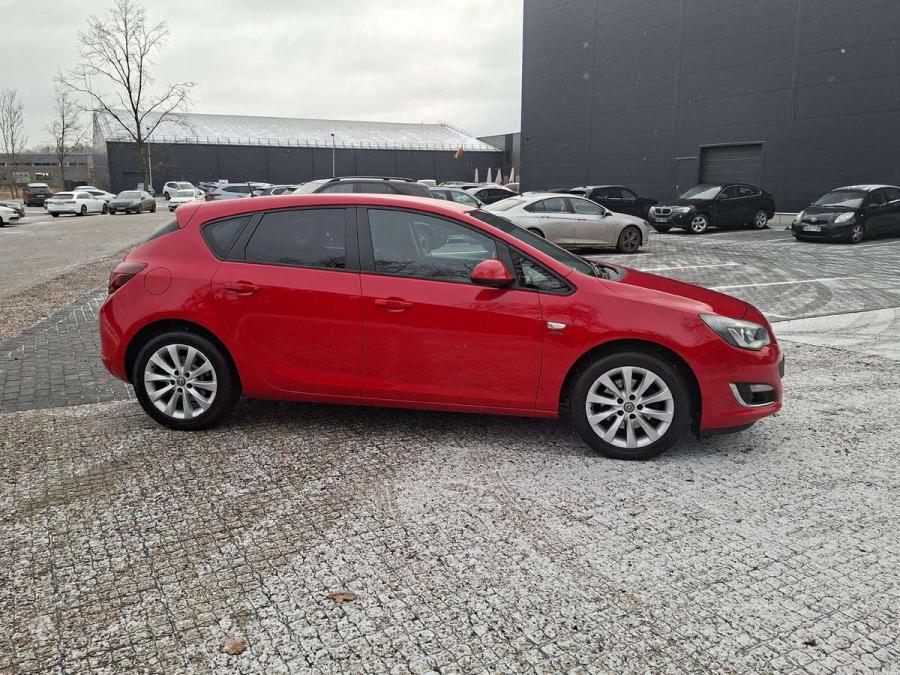 Red Opel Astra 2013 in Kaunas, with an engine capacity of 1.69 L and mileage of 249 thousand km for 4200 €, photo 7 on AUTOMOTO.COM.LV