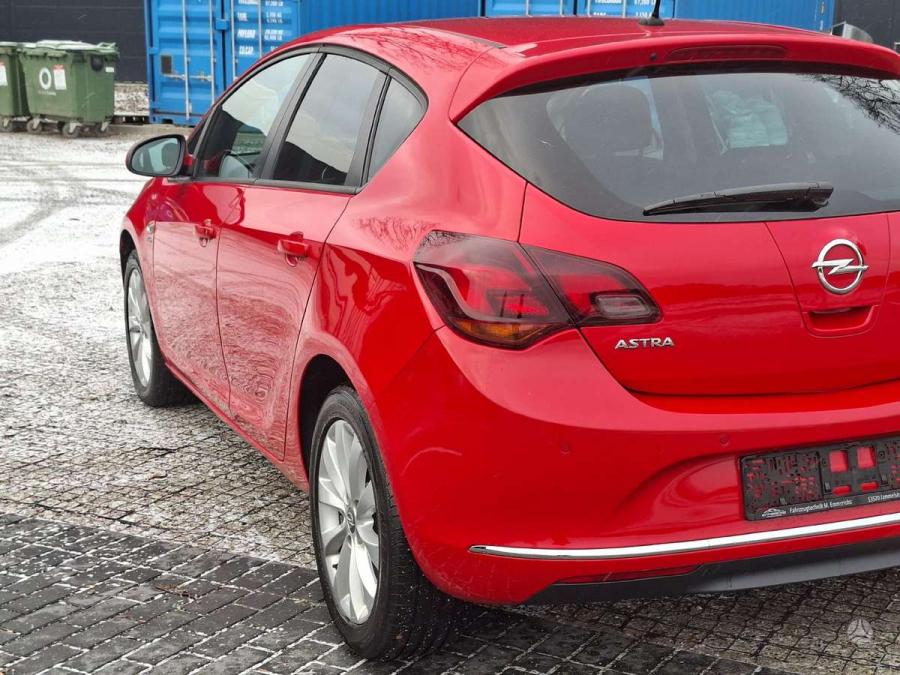 Red Opel Astra 2013 in Kaunas, with an engine capacity of 1.69 L and mileage of 249 thousand km for 4200 €, photo 11 on AUTOMOTO.COM.LV