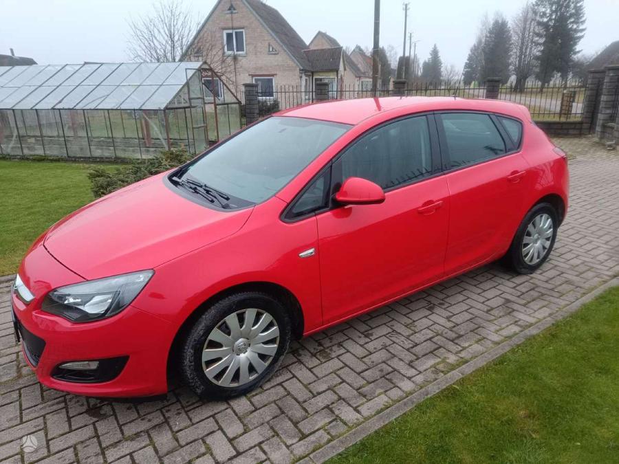 Red Opel Astra 2014 in Rokiskis, with an engine capacity of 1.69 L and mileage of 303 thousand km for 2900 €, photo 2 on AUTOMOTO.COM.LV
