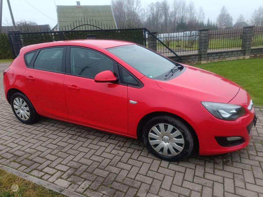 Red Opel Astra 2014 in Rokiskis, with an engine capacity of 1.69 L and mileage of 303 thousand km for 2900 €, photo 3 on AUTOMOTO.COM.LV