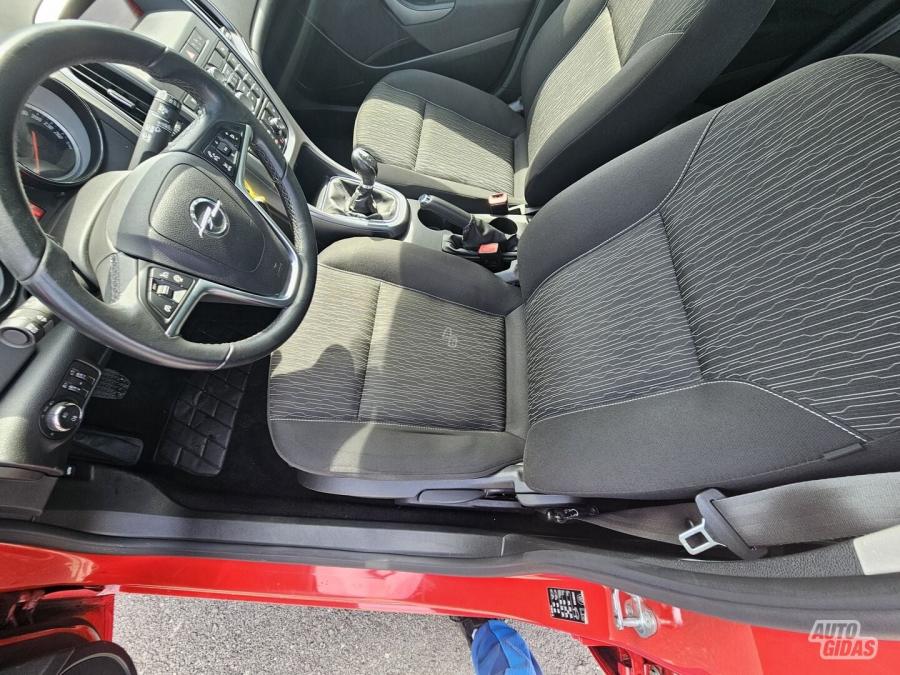 Red Opel Astra 2015 in Kaunas, with an engine capacity of 1.60 L and mileage of 273 thousand km for 3155 €, photo 3 on AUTOMOTO.COM.LV