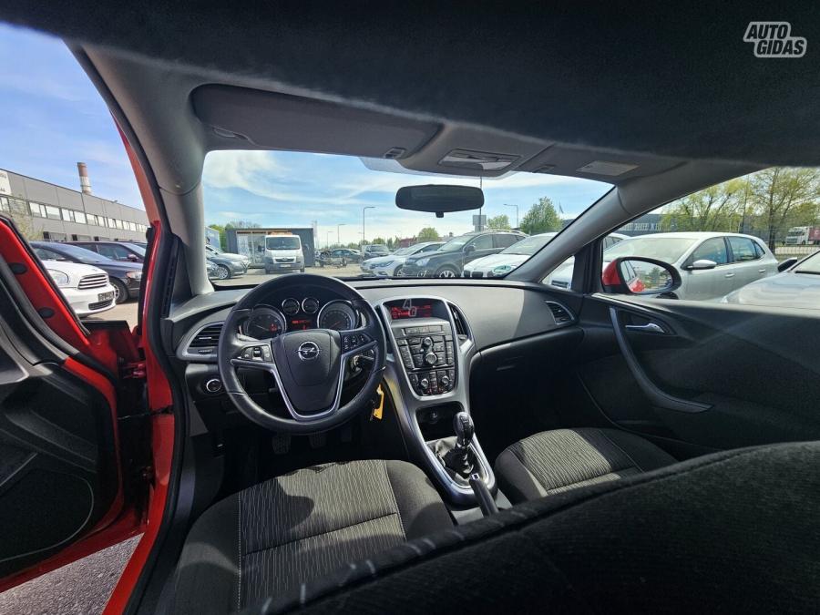 Red Opel Astra 2015 in Kaunas, with an engine capacity of 1.60 L and mileage of 273 thousand km for 3155 €, photo 7 on AUTOMOTO.COM.LV