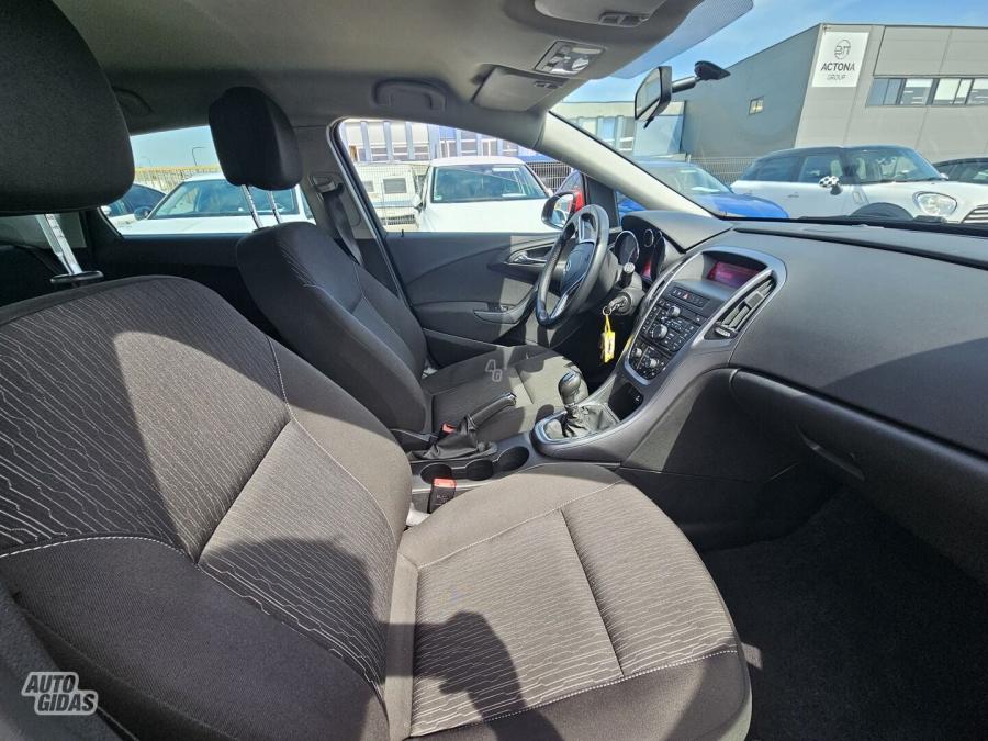 Red Opel Astra 2015 in Kaunas, with an engine capacity of 1.60 L and mileage of 273 thousand km for 3155 €, photo 14 on AUTOMOTO.COM.LV