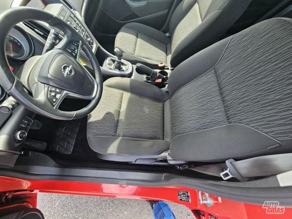 Red Opel Astra 2015 in Kaunas, with an engine capacity of 1.60 L and mileage of 273 thousand km for 3555 €, photo 2 on AUTOMOTO.COM.LV