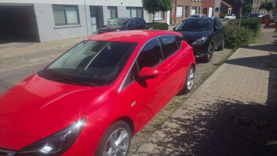 Red Opel Astra 2016 in Siauliai, with an engine capacity of 1.60 L and mileage of 191 thousand km for 4999 €, photo 3 on AUTOMOTO.COM.LV