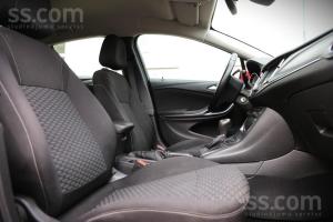 Red Opel Astra 2017 in Riga, with an engine capacity of 1.40 L and mileage of 141 thousand km for 7195 €, photo 14 on AUTOMOTO.COM.LV