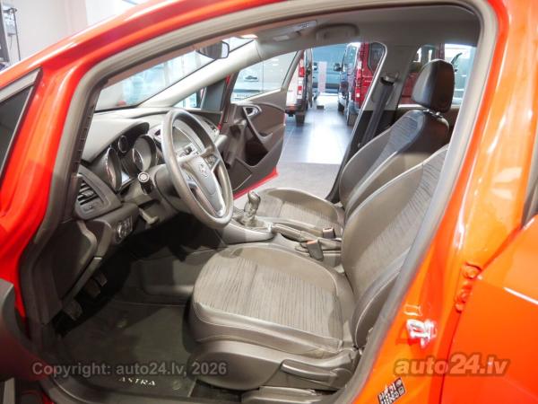 Red Opel Astra 2017 in Tallinn, with an engine capacity of 1.60 L and mileage of 161 thousand km for 6490 €, photo 7 on AUTOMOTO.COM.LV