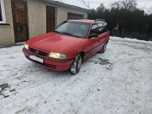 Red Opel Astra 1997 in Vilkaviskis, with an engine capacity of 1.60 L and mileage of 200 thousand km for 950 €, photo 2 on AUTOMOTO.COM.LV