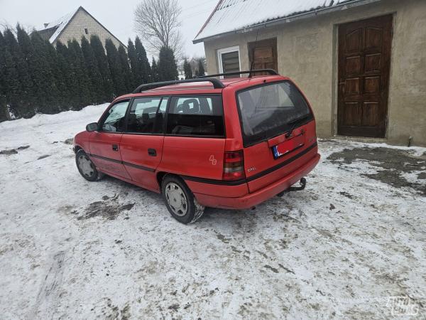 Red Opel Astra 1997 in Vilkaviskis, with an engine capacity of 1.60 L and mileage of 200 thousand km for 950 €, photo 3 on AUTOMOTO.COM.LV