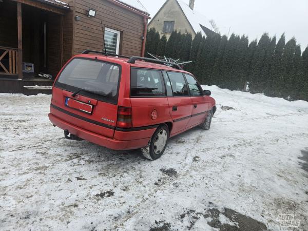 Red Opel Astra 1997 in Vilkaviskis, with an engine capacity of 1.60 L and mileage of 200 thousand km for 950 €, photo 4 on AUTOMOTO.COM.LV