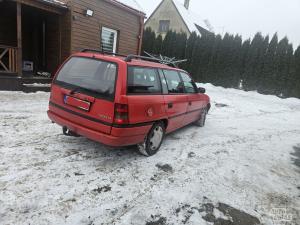 Red Opel Astra 1997 in Vilkaviskis, with an engine capacity of 1.60 L and mileage of 200 thousand km for 950 €, photo 4 on AUTOMOTO.COM.LV
