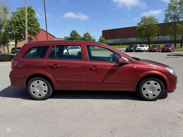 Red Opel Astra 2005 in Vilnius, with an engine capacity of 1.36 L and mileage of 130 thousand km for 550 €, photo 4 on AUTOMOTO.COM.LV