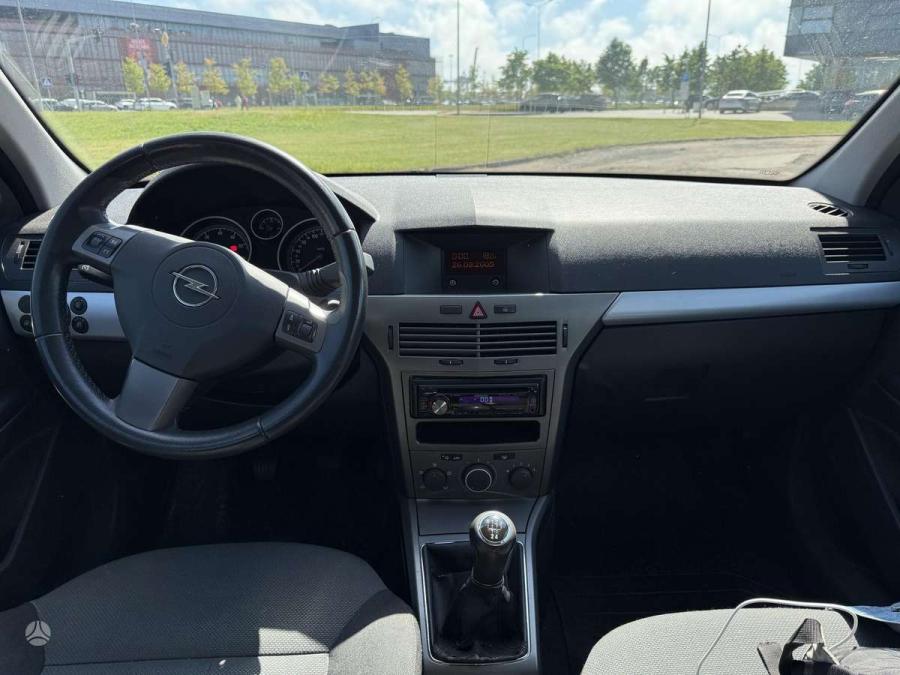 Red Opel Astra 2005 in Vilnius, with an engine capacity of 1.36 L and mileage of 130 thousand km for 550 €, photo 9 on AUTOMOTO.COM.LV