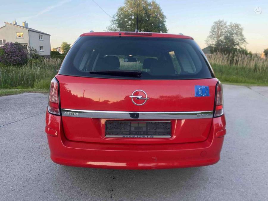 Red Opel Astra 2007 in Birzai, with an engine capacity of 1.91 L and mileage of 287 thousand km for 2350 €, photo 4 on AUTOMOTO.COM.LV
