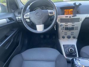 Red Opel Astra 2007 in Birzai, with an engine capacity of 1.91 L and mileage of 287 thousand km for 2350 €, photo 9 on AUTOMOTO.COM.LV