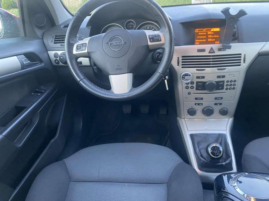 Red Opel Astra 2007 in Birzai, with an engine capacity of 1.91 L and mileage of 287 thousand km for 2350 €, photo 9 on AUTOMOTO.COM.LV
